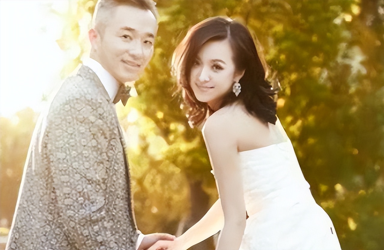 She is the most beautiful host of CCTV. She married her 42-year-old ...