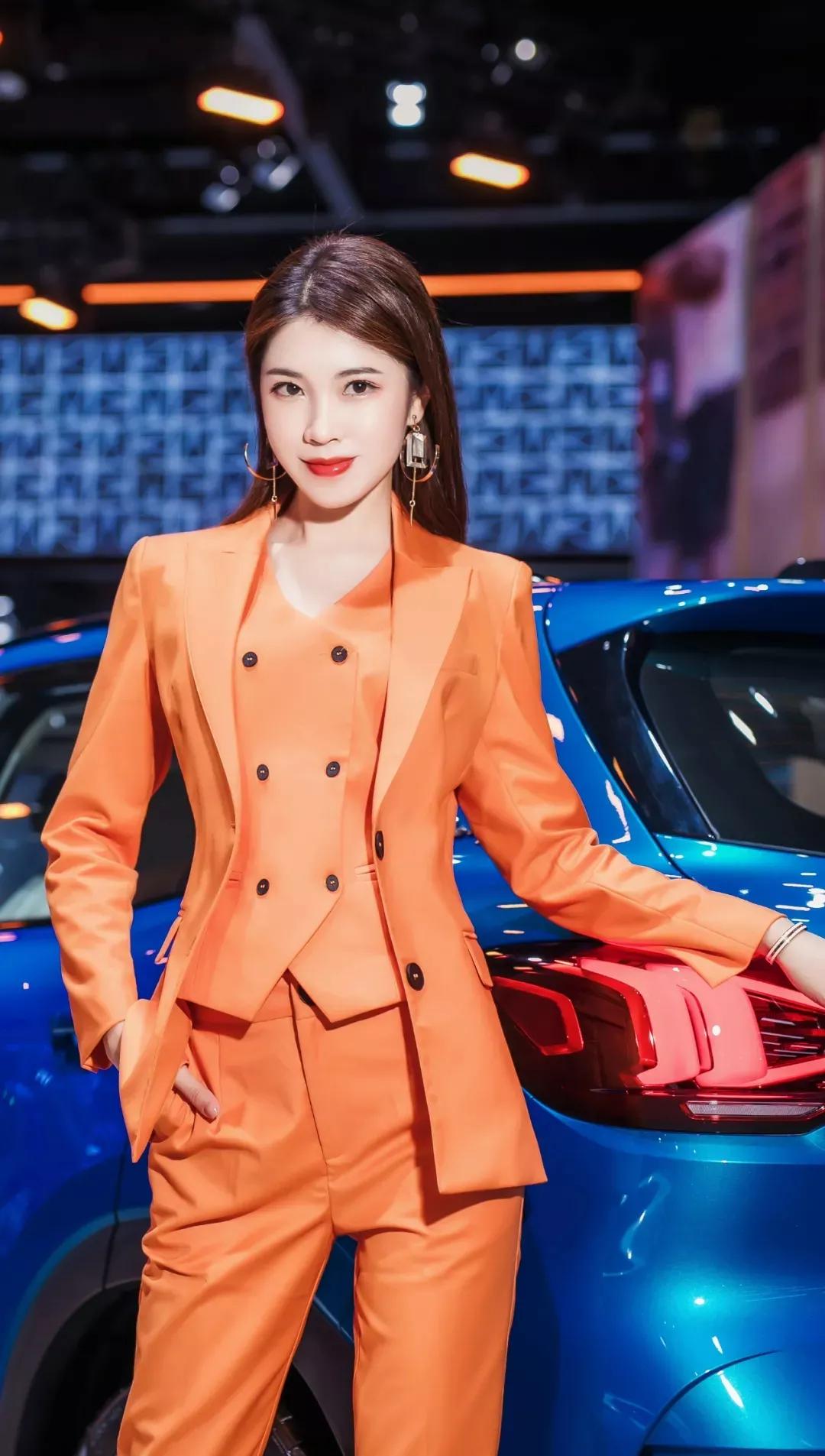 Beautiful women in suits - iNEWS