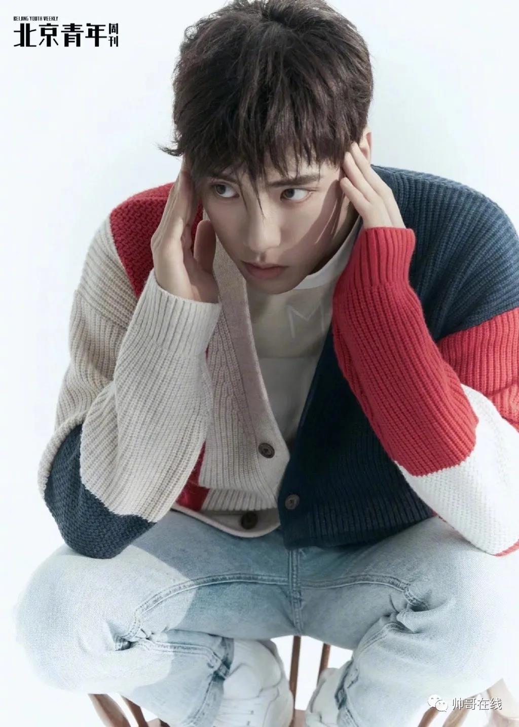 186 The long-legged and thin-muscle actor shows off his muscles for the ...