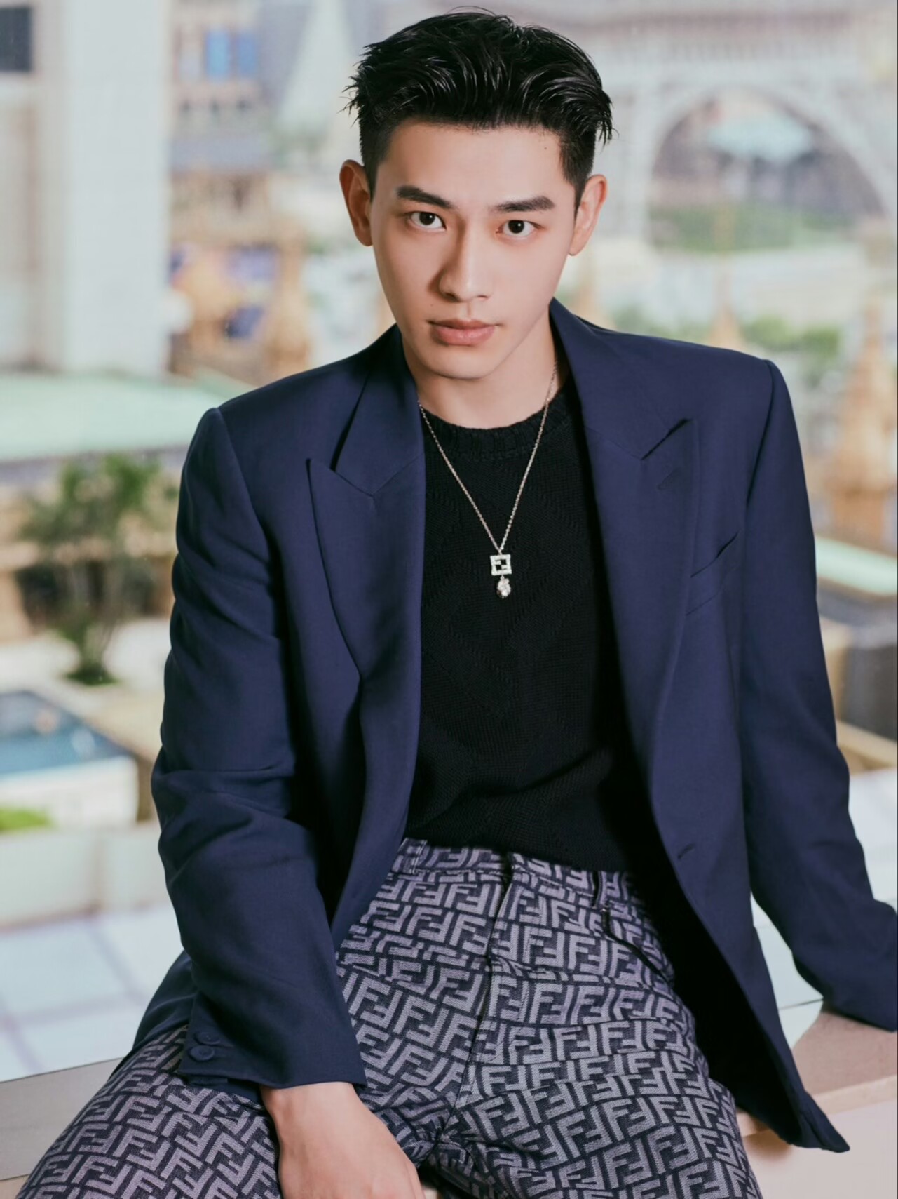Xin Yunlai's suit is fashionable, it turns out that the back hair and ...