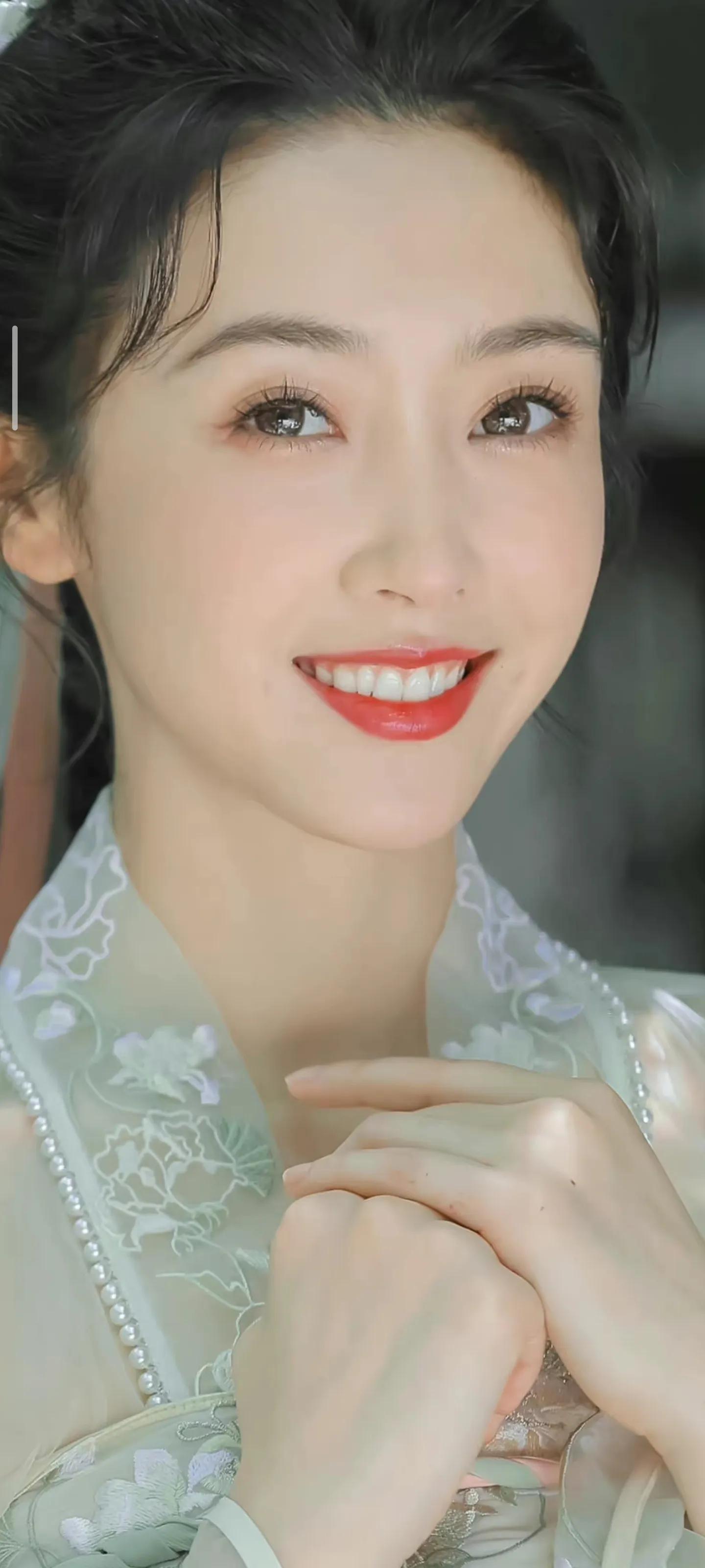 Xuan Lu's beautiful costume - iNEWS