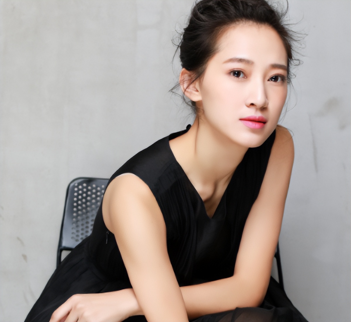 Qin Ziyue, who succeeded in chasing stars and married his idol, became so humble in the dust - iNEWS