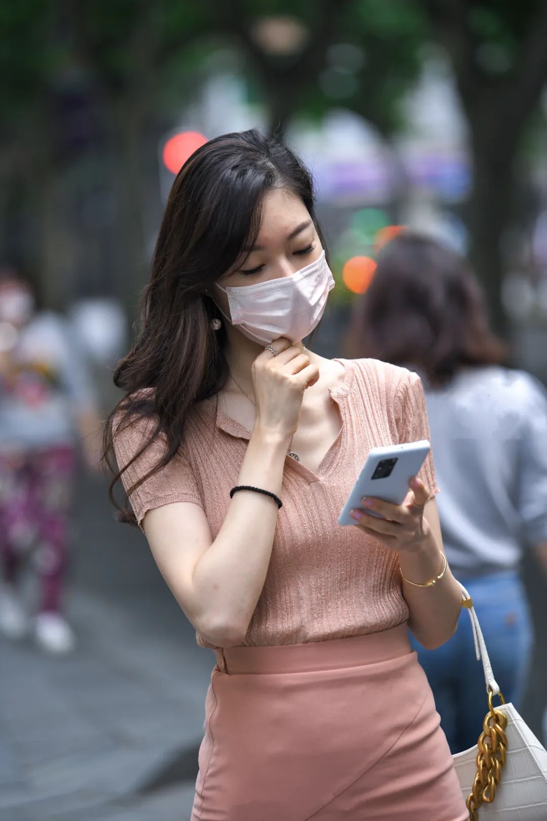 Street Shooting - Fashionable Girls Wearing Pink Dresses - iMedia