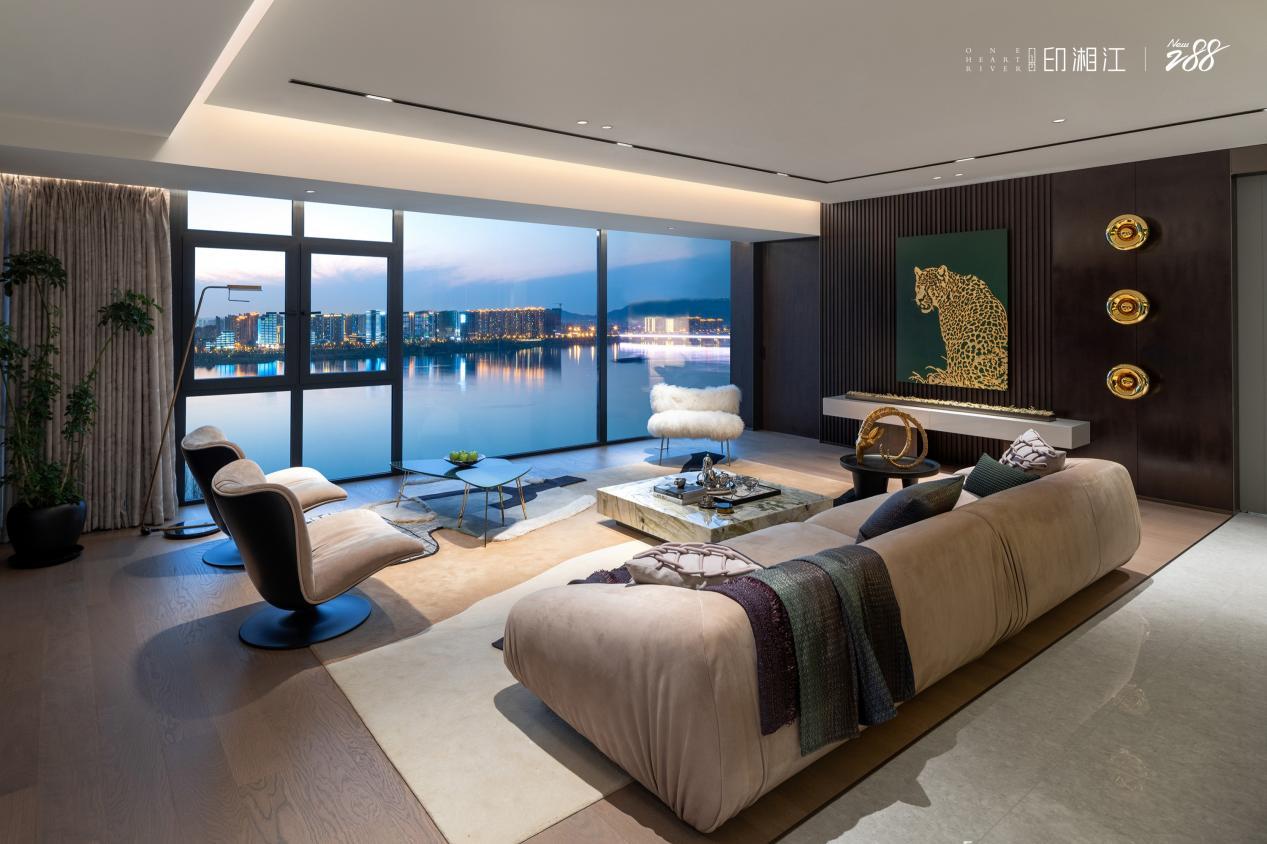 The rain falls on the Xiangjiang River outside the window, in the ...