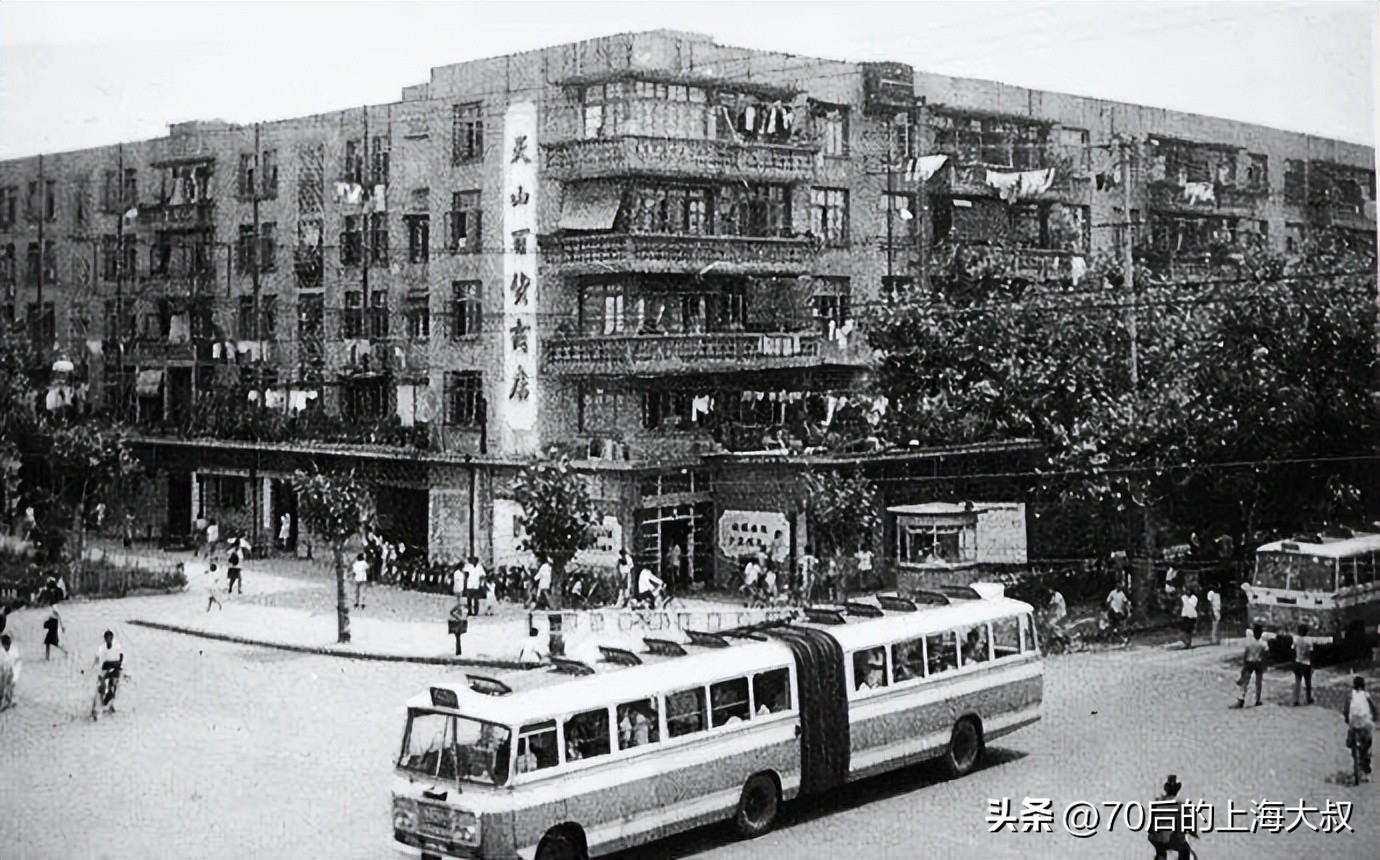 Tianshan Street in Changning District!The lively Tianshan market ...