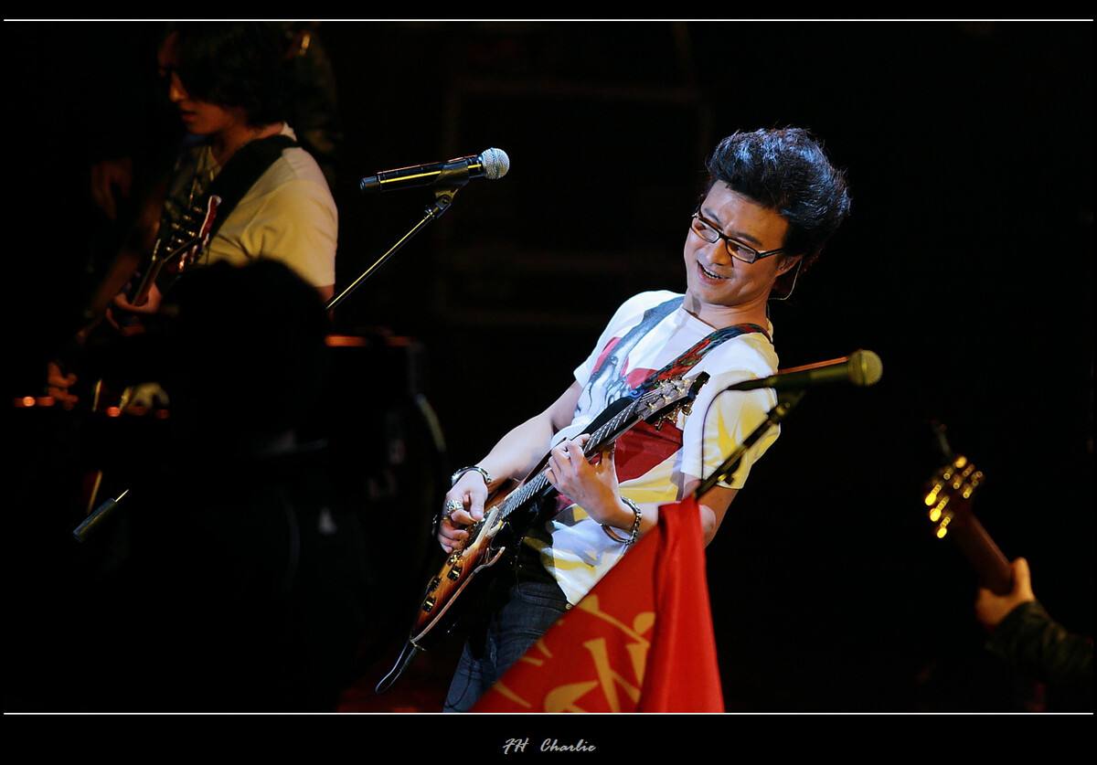 Soul singer full of compassion (appreciation of Wang Feng's lyrics) - iNEWS