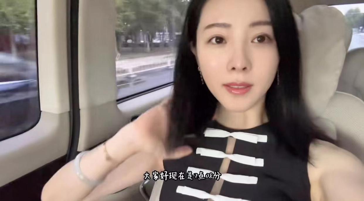 Li Sisi's thousand-yuan dress surprised her son's graduation ceremony ...