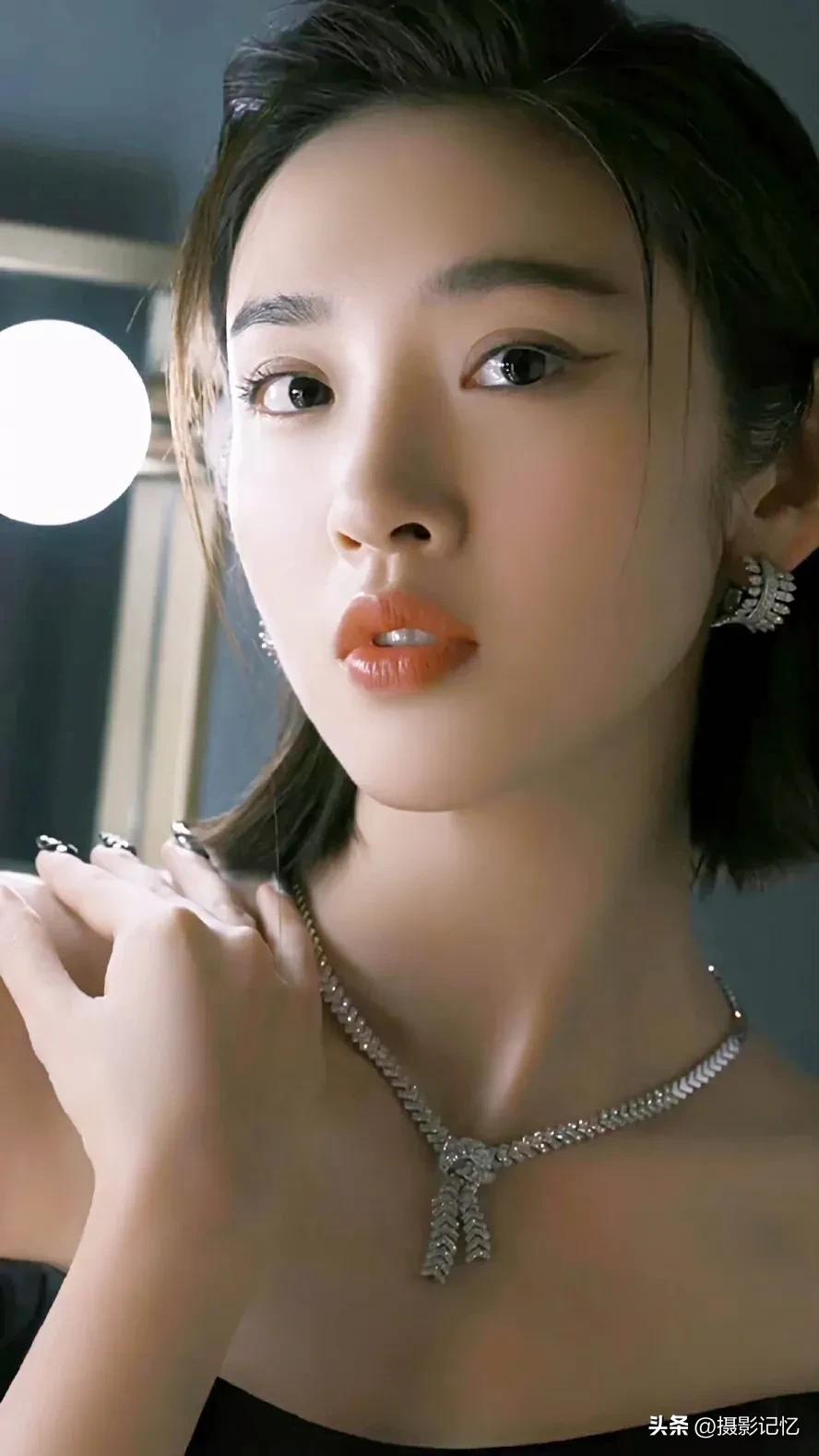 Tang Yixin: Chu Chu Ke Ren - iNEWS