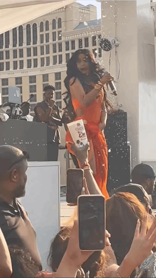 Start fast and be ruthless! American singer Sister Ka was splashed with ...