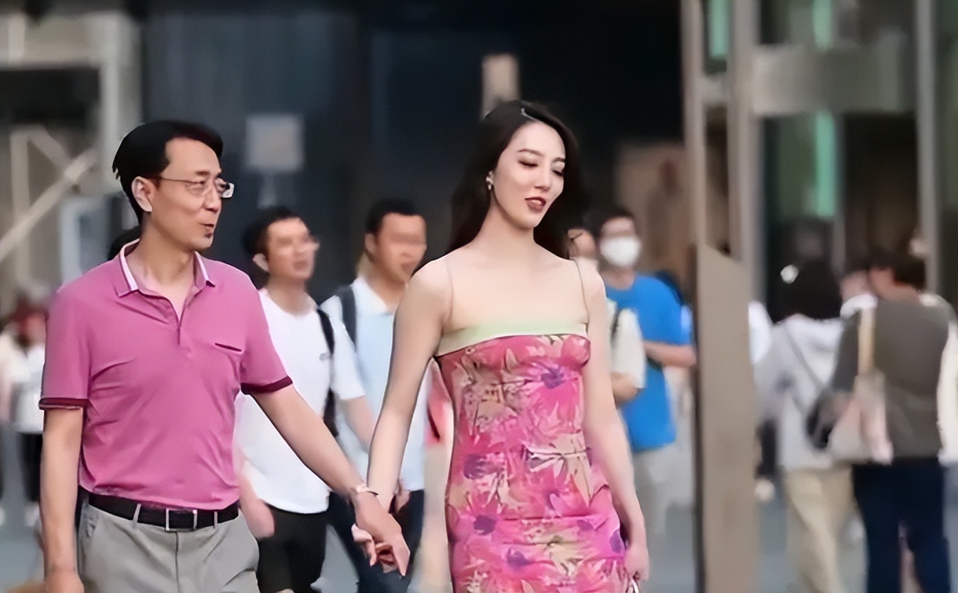 Mr. Hu can't put it down for Dong Sizhen, and after seeing Miss Dong's ...