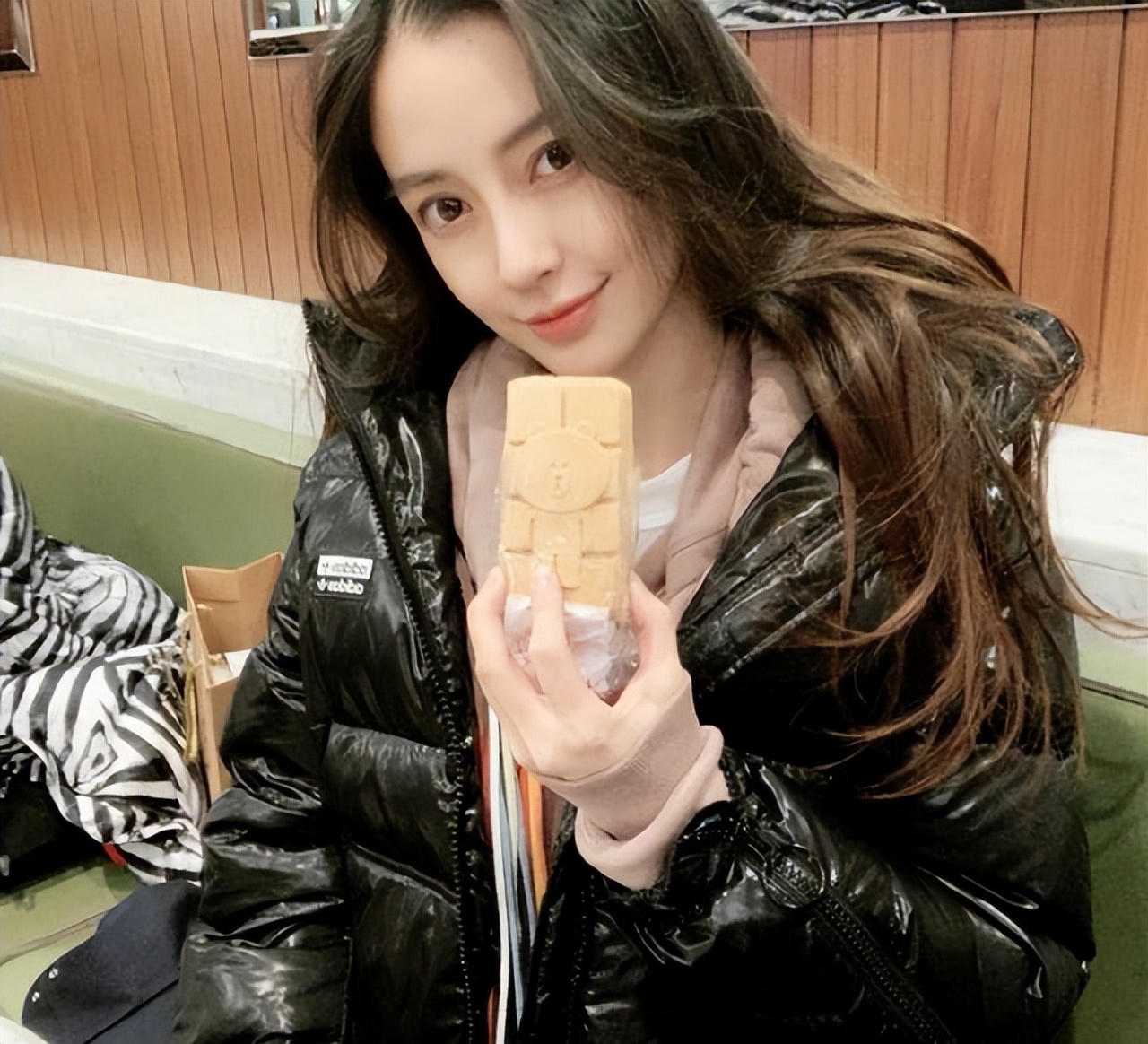 Yang Ying secretly followed Huang Xiaoming after her divorce, and was ...
