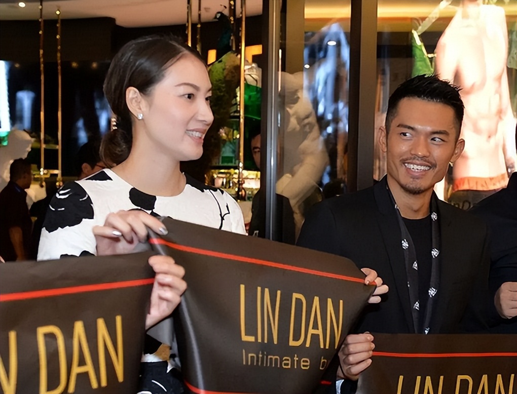 Lin Dan travels with his wife and son!Xie Xingfang wears a high-priced ...