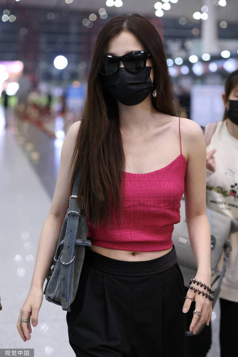 Yu Shuxin appeared at the airport, wearing a red sling collarbone eye ...