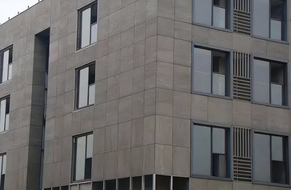 How to deal with water seepage on the exterior wall in rainy days? Here ...