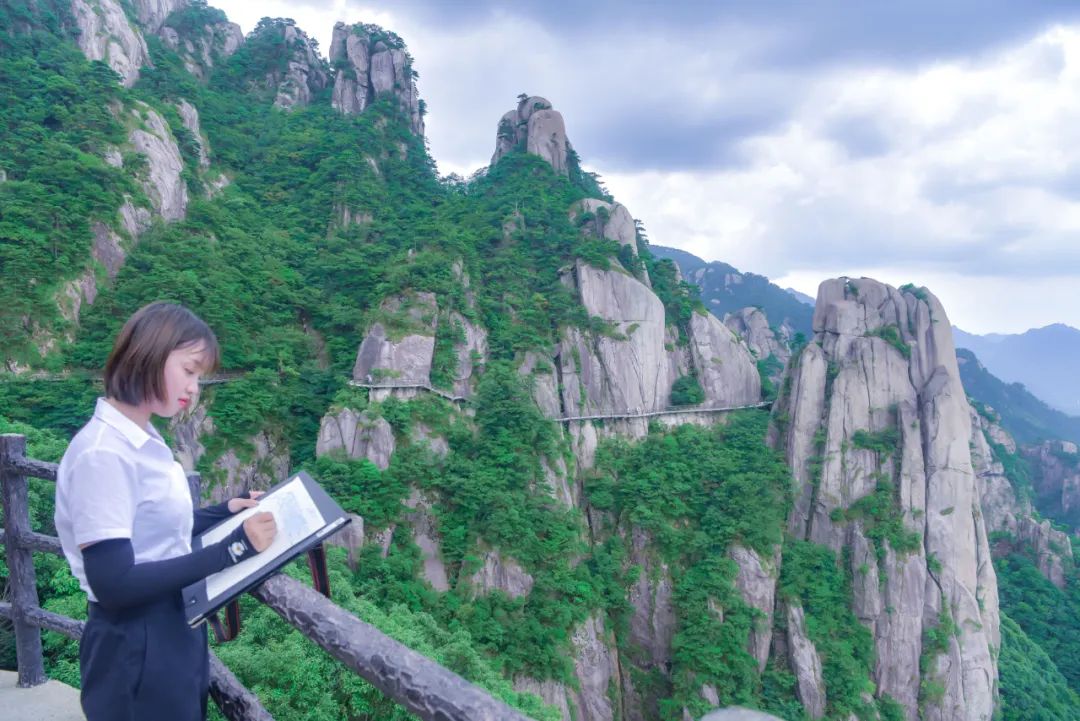 Pen-painted flower terrace, outlines great mountains and rivers - iNEWS