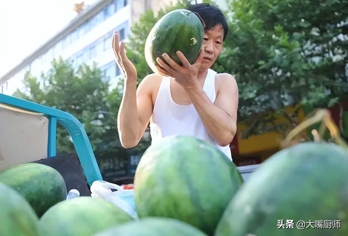 Shooting a watermelon with your hands is a layman!Old melon farmer ...