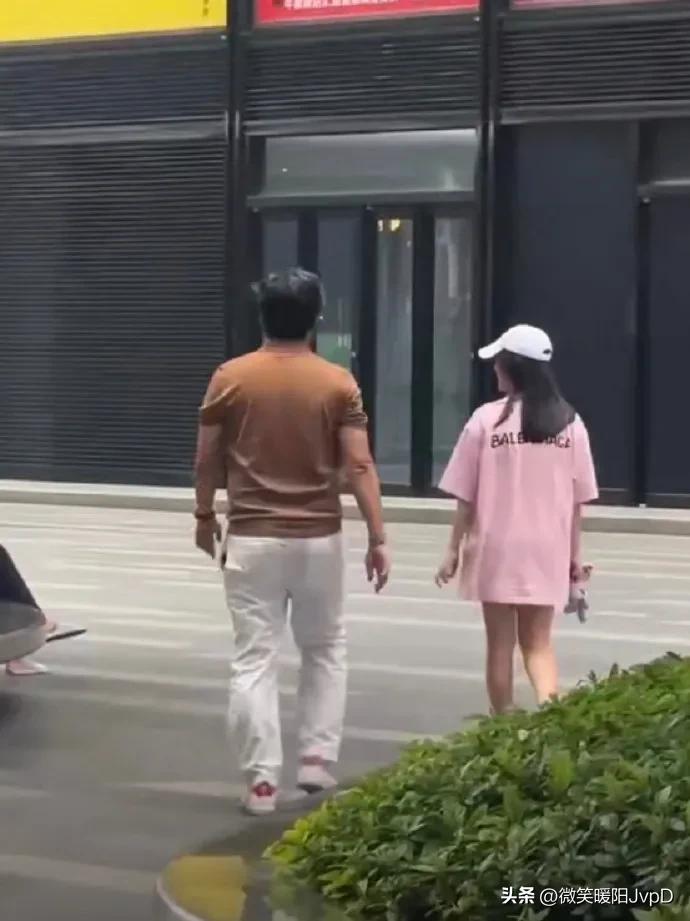 The famous host Li Xiang was exposed and Wang Yuelun was suspected to ...