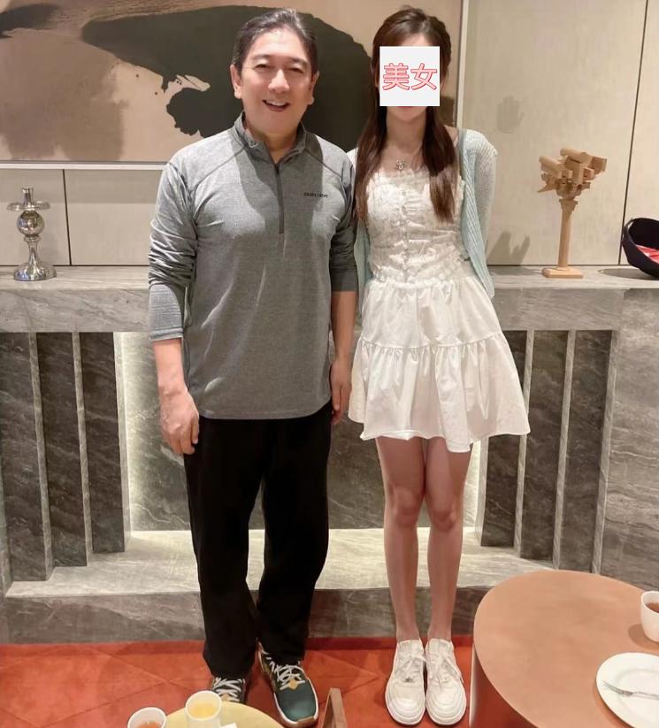 CCTV hosted Shui Junyi's party with a rich woman, she was so thin that ...