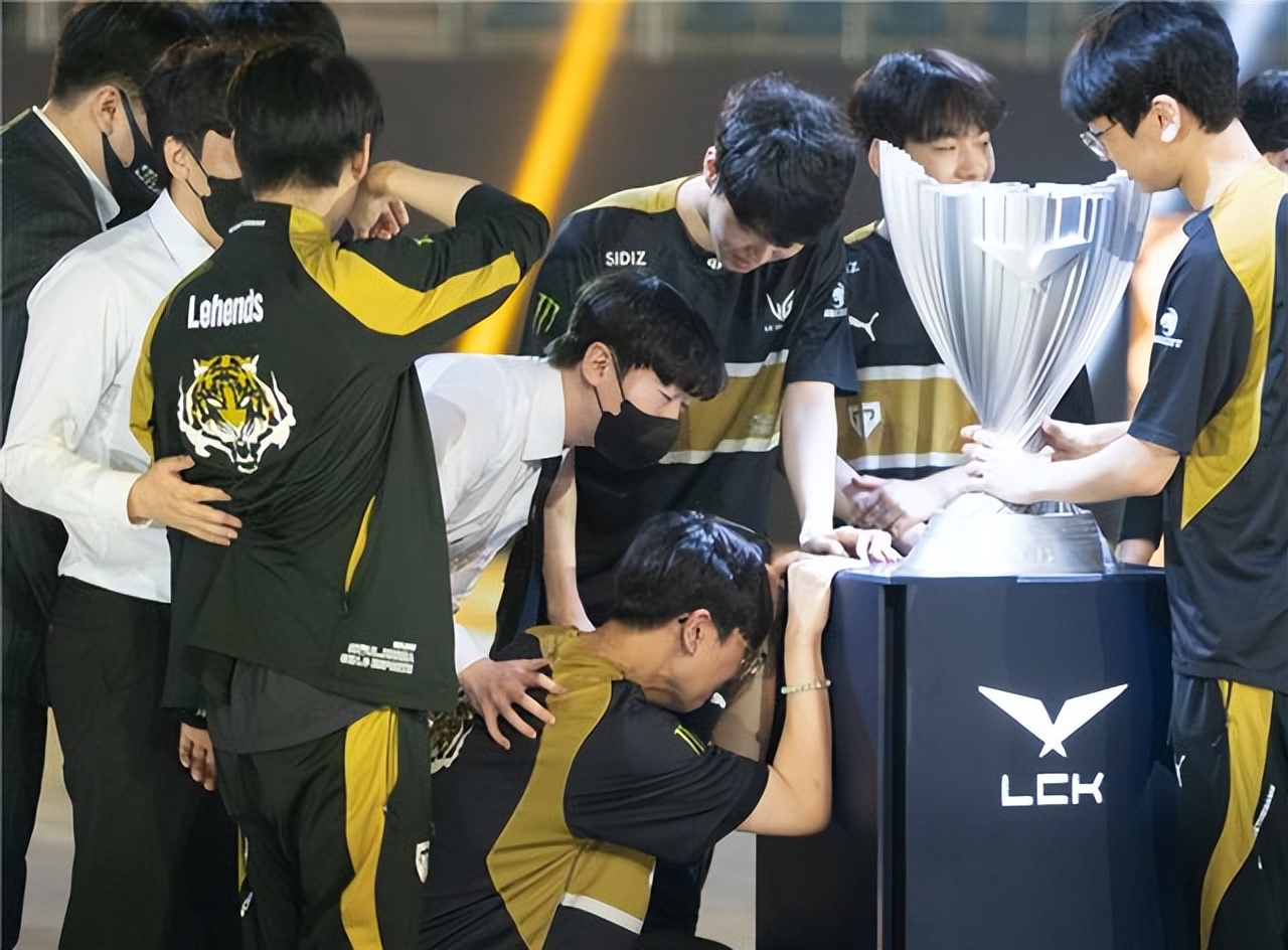 GEN integrates calligraphy into the team uniform, but T1 adds the SKT ...