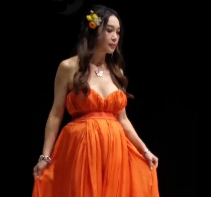 56-year-old Wen Bixia wears a girl's skirt on the catwalk!The neck is ...