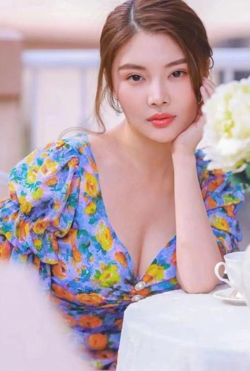 Xu Dongdong's floral dress is stunning in shape, with a plump figure full of charm - iNEWS