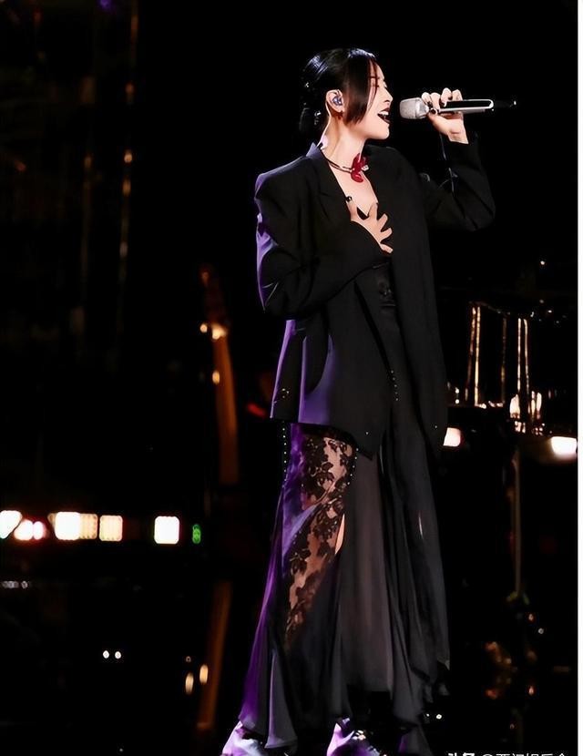 Smile, Na Ying's concert in Macau, fans held up a slogan: Na Ying, you ...