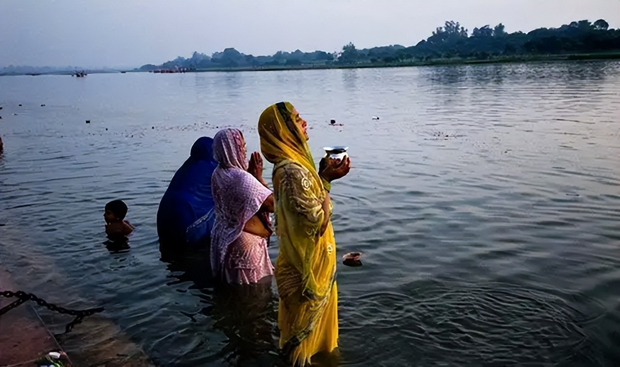 How dirty is the Ganges River in India?Upstream there is garbage and ...