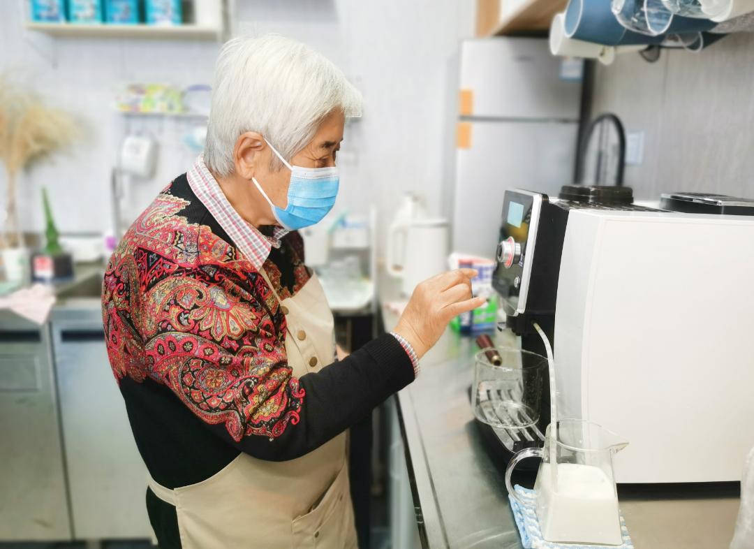 In the beautiful village of Songjiang, there is a "Grandma Cafe" hidden ...