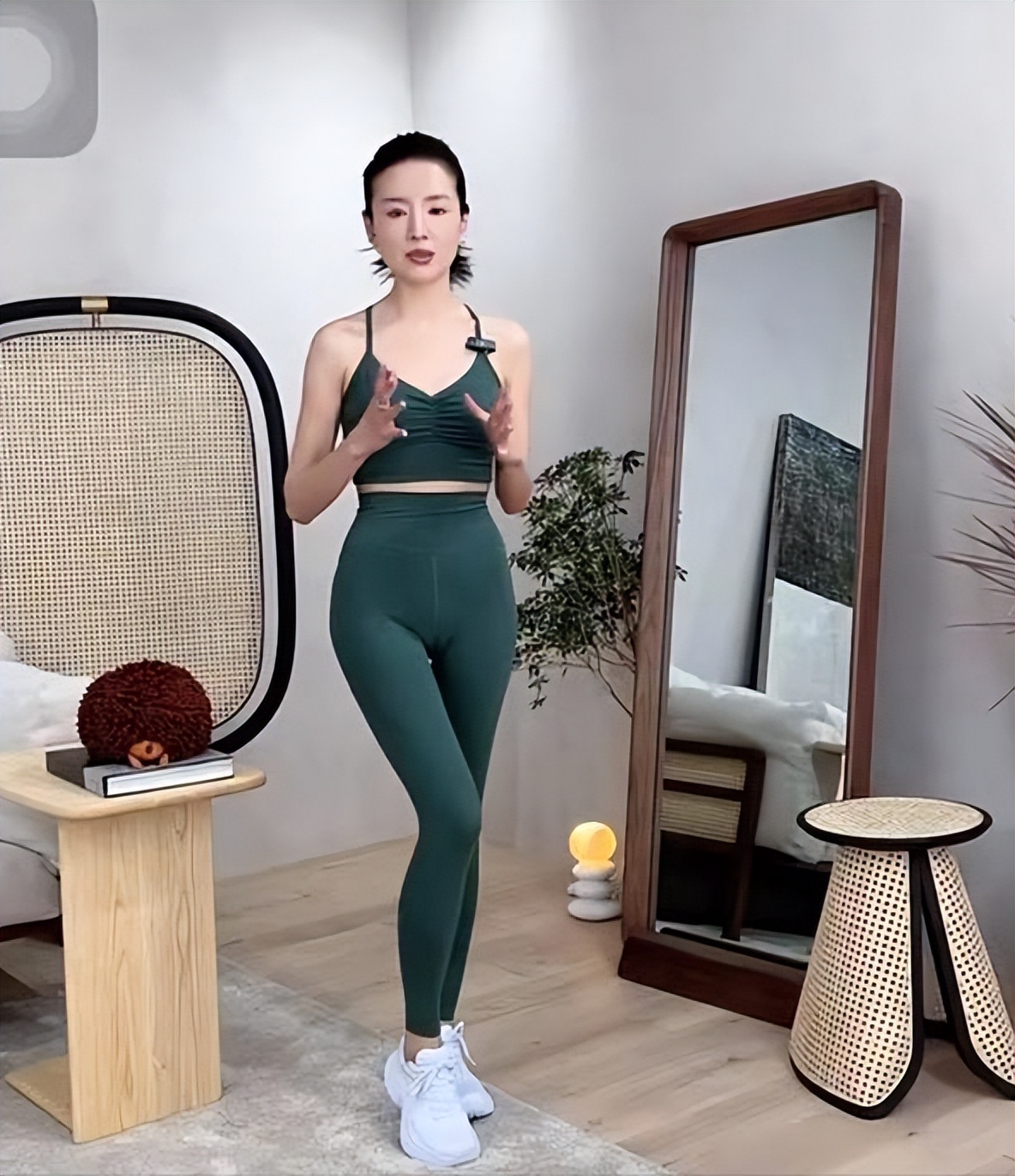 Dong Jie sells yoga pants live, her figure is shriveled like a big ...