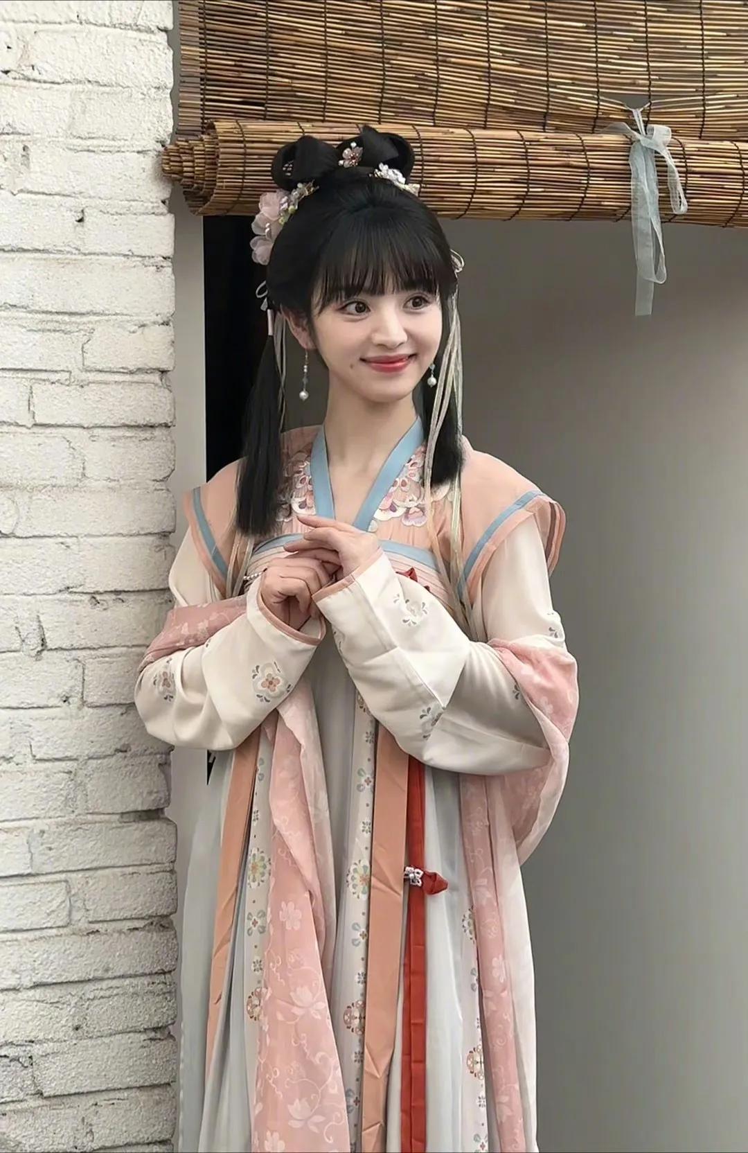 Tian Xiwei's costume is so cute and beautiful - iNEWS