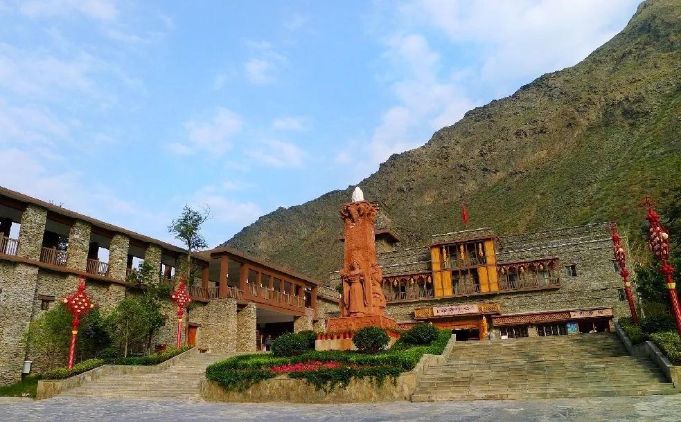 Autumn Color Tour in Western Sichuan__Taoping Qiang Village Style - iNEWS