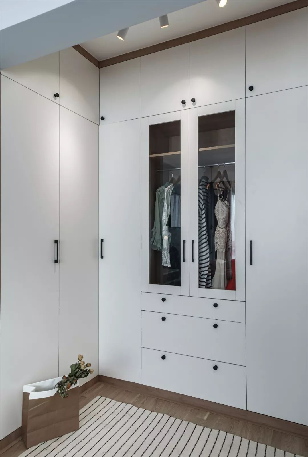 The 77-square-meter small apartment has a Nordic style, and the ...