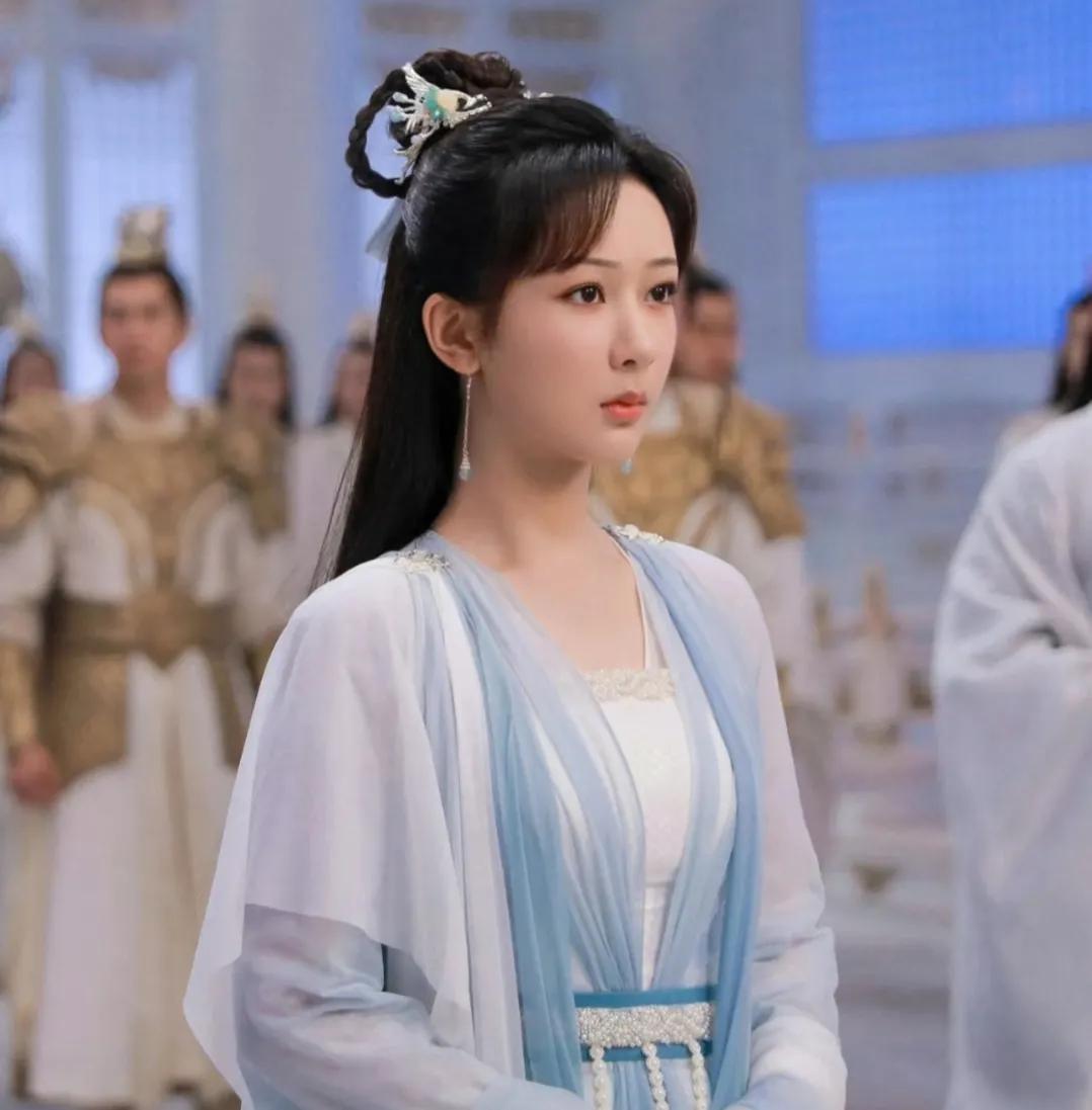 The two of them are Zhao Liying and Yang Zi, who wear a figure of more ...