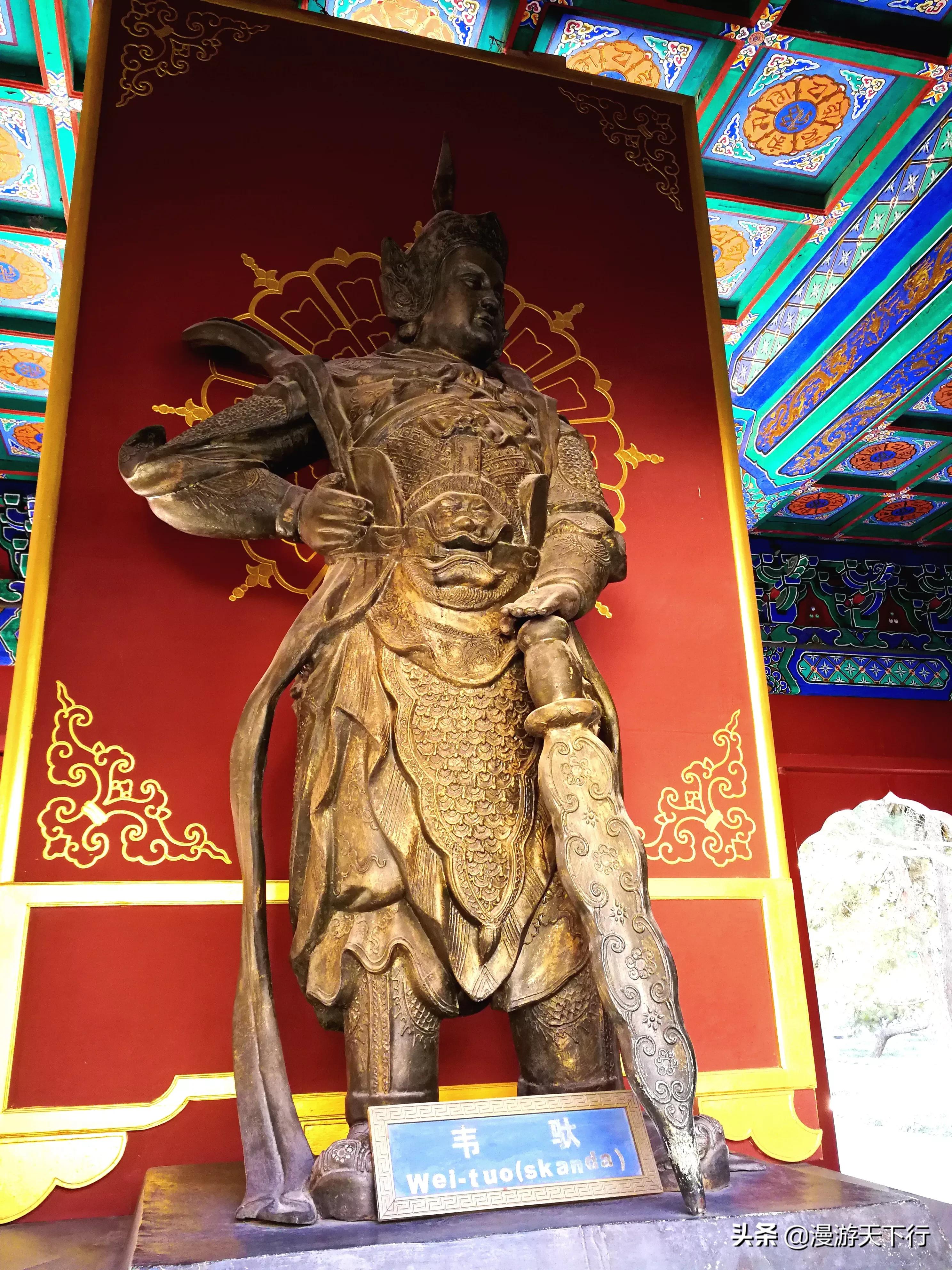Wei Tuo held the vajra in his hand and made different postures. - iNEWS