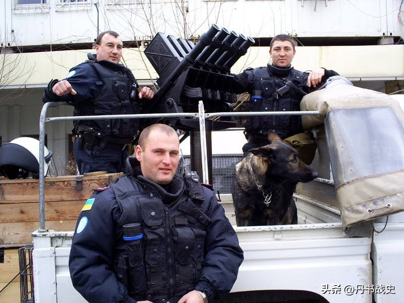 Polish AWGL-3 riot control system, five-barrel tear gas launcher - iNEWS