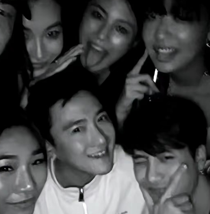 Wang Jiaer appeared at the US airport, fans advised not to collapse the house, the other party's ...