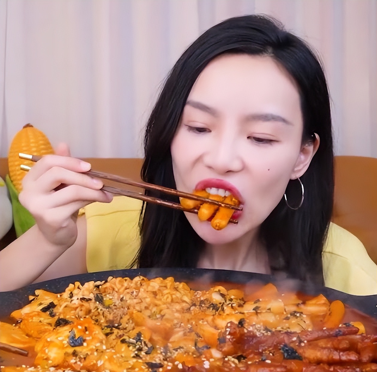 Xiaobei eats and broadcasts a good figure, although the waist is slender, but the skin is ...