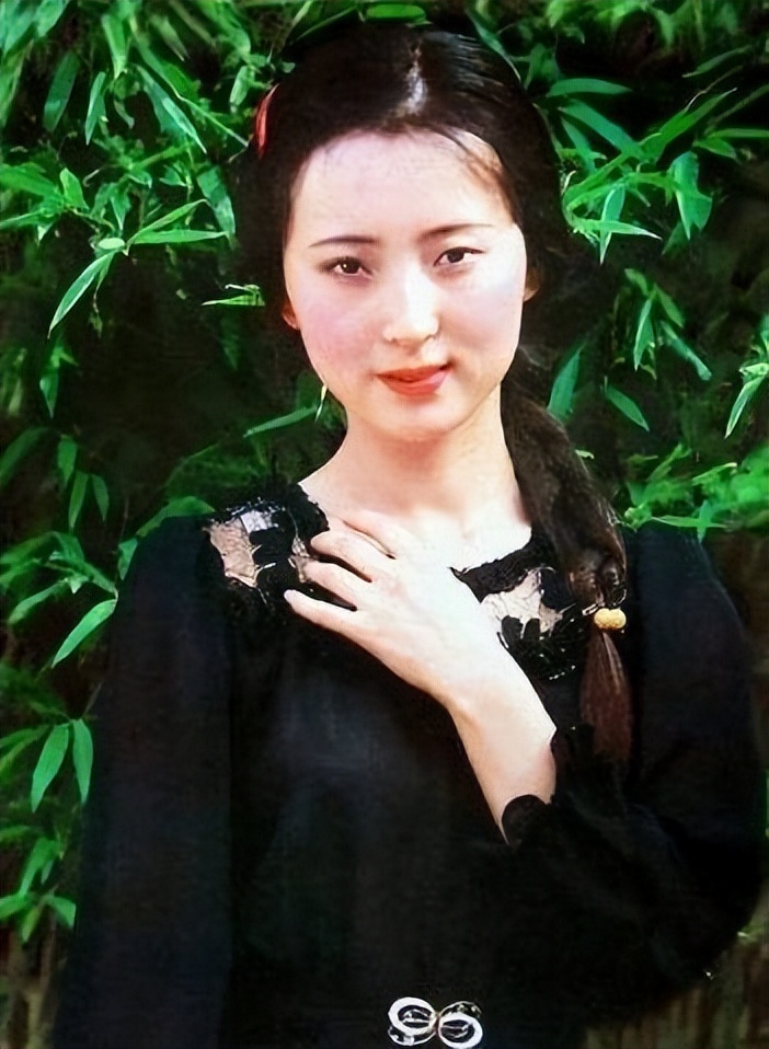 With round beads and beautiful eyebrows and picturesque eyes, 2 of ...