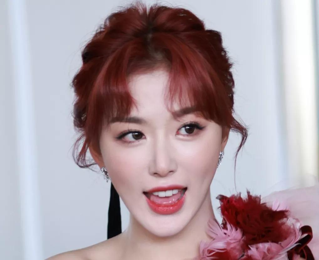 Hairy cheeks, swollen face, and a rugged face. Before the age of 30 ...