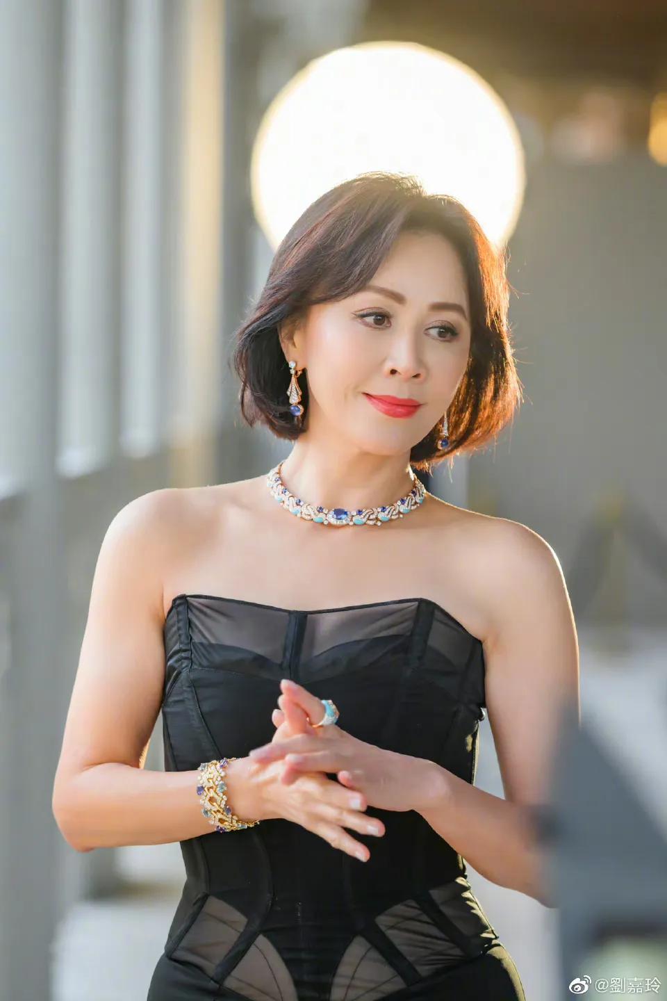 58-year-old Carina Lau took a photo with Yang Yang, calm, confident and ...