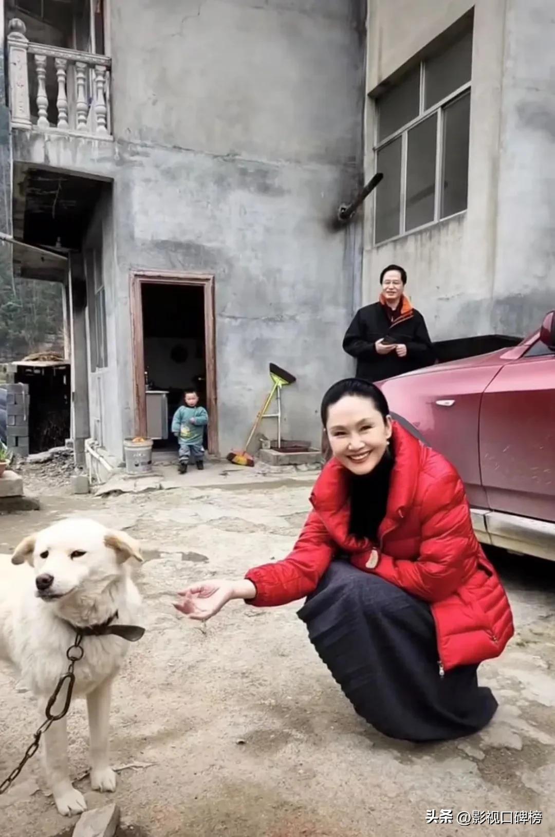 Singer Yu Wenhua appeared in the countryside. He is over half a century ...