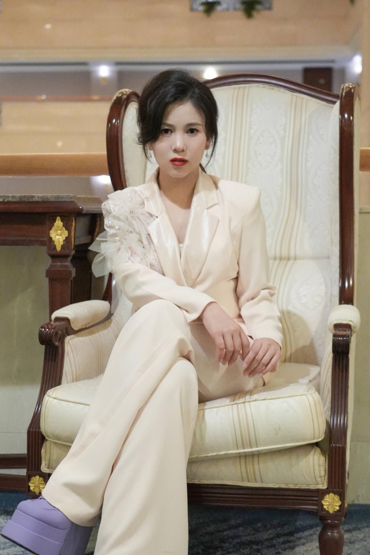 Host Liu Meixi appeared in a beige suit at the Shanghai Hongqi Auto ...