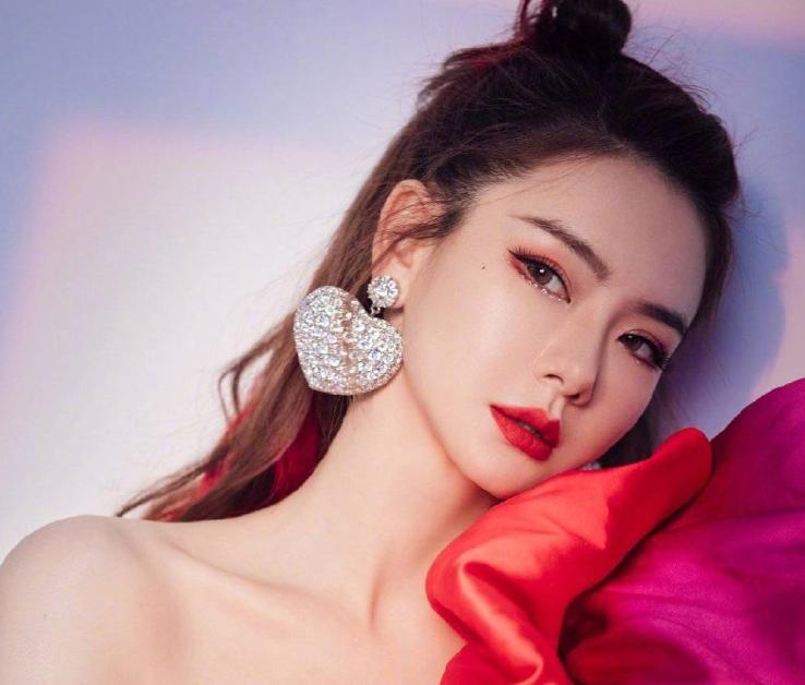 Qi Wei's glamorous photo exposure, showing off her good figure on the ...