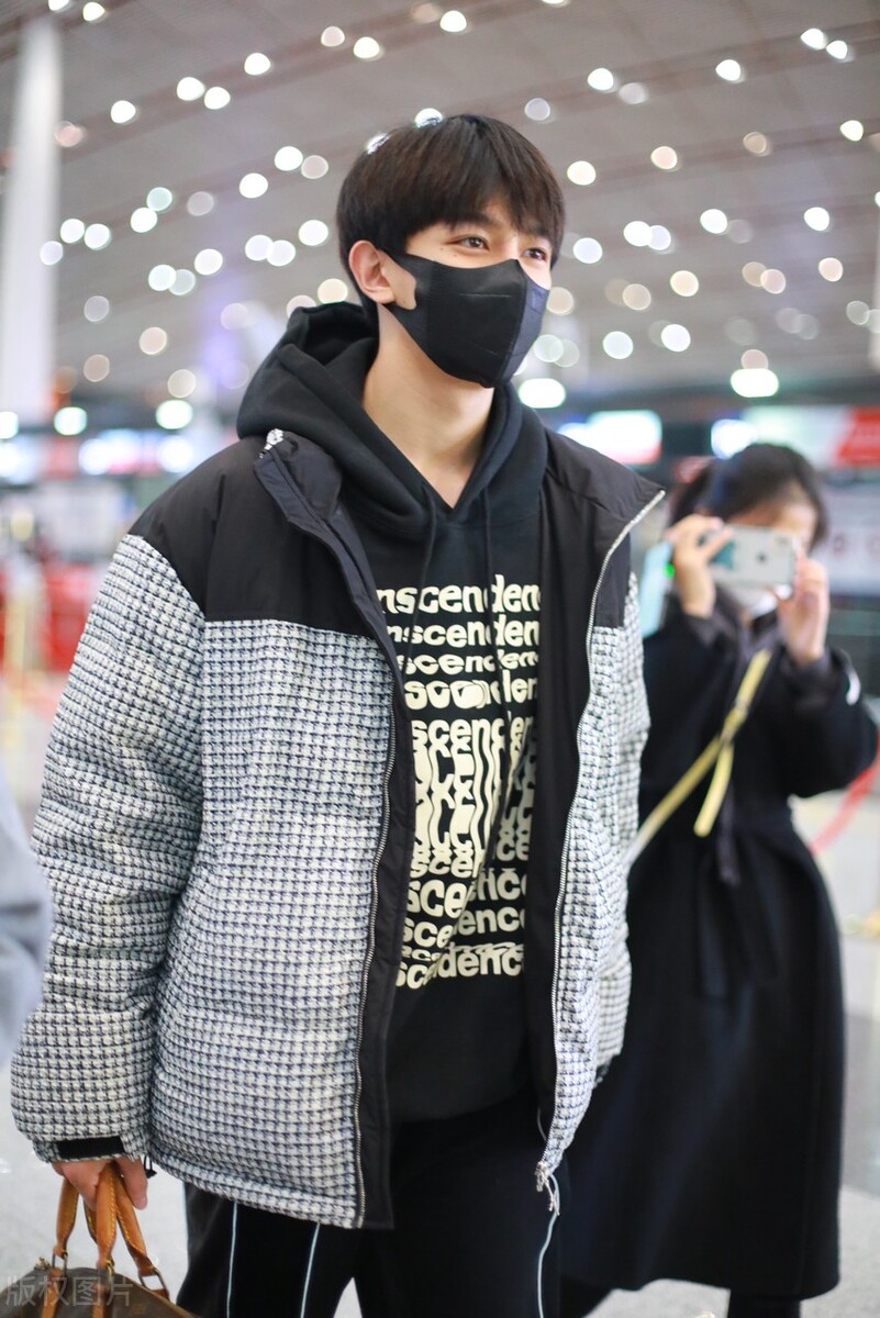 Xia Zhiguang appeared at the airport - iNEWS