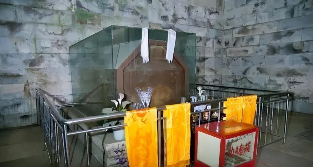 She was the biological mother of Emperor Jiaqing. Her body did not ...