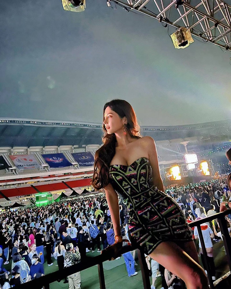 Devil figure!Manyo, the Korean otaku goddess, has a perfect waist-to ...