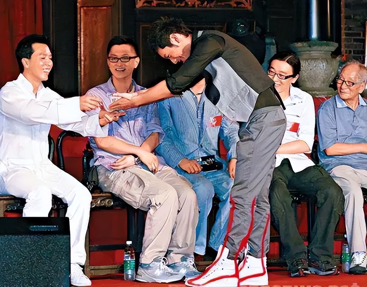 The 44-year-old Huang Xiaoming is still "inferior" for his height? - iNEWS