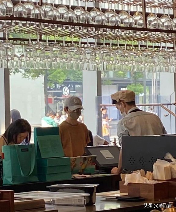 He Jiong was met by chance when he bought coffee, dressed in a low-key ...
