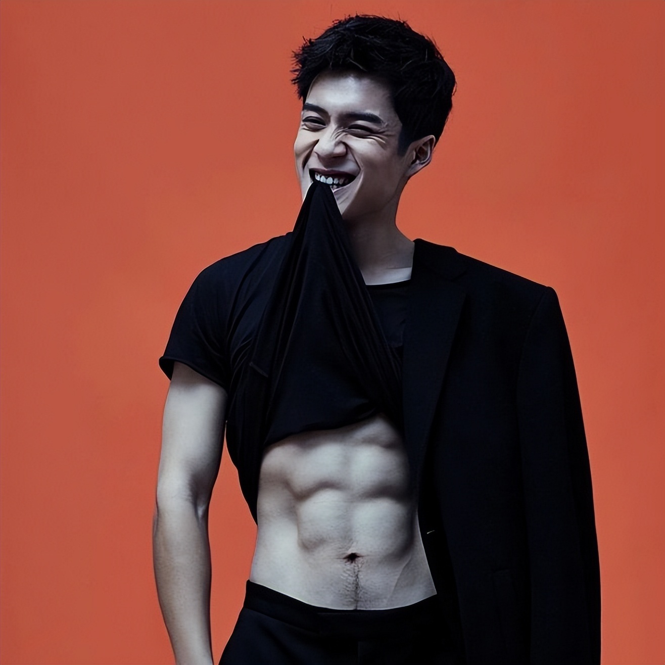 Han Dongjun, a muscular man, has an exciting appearance and figure - iMedia