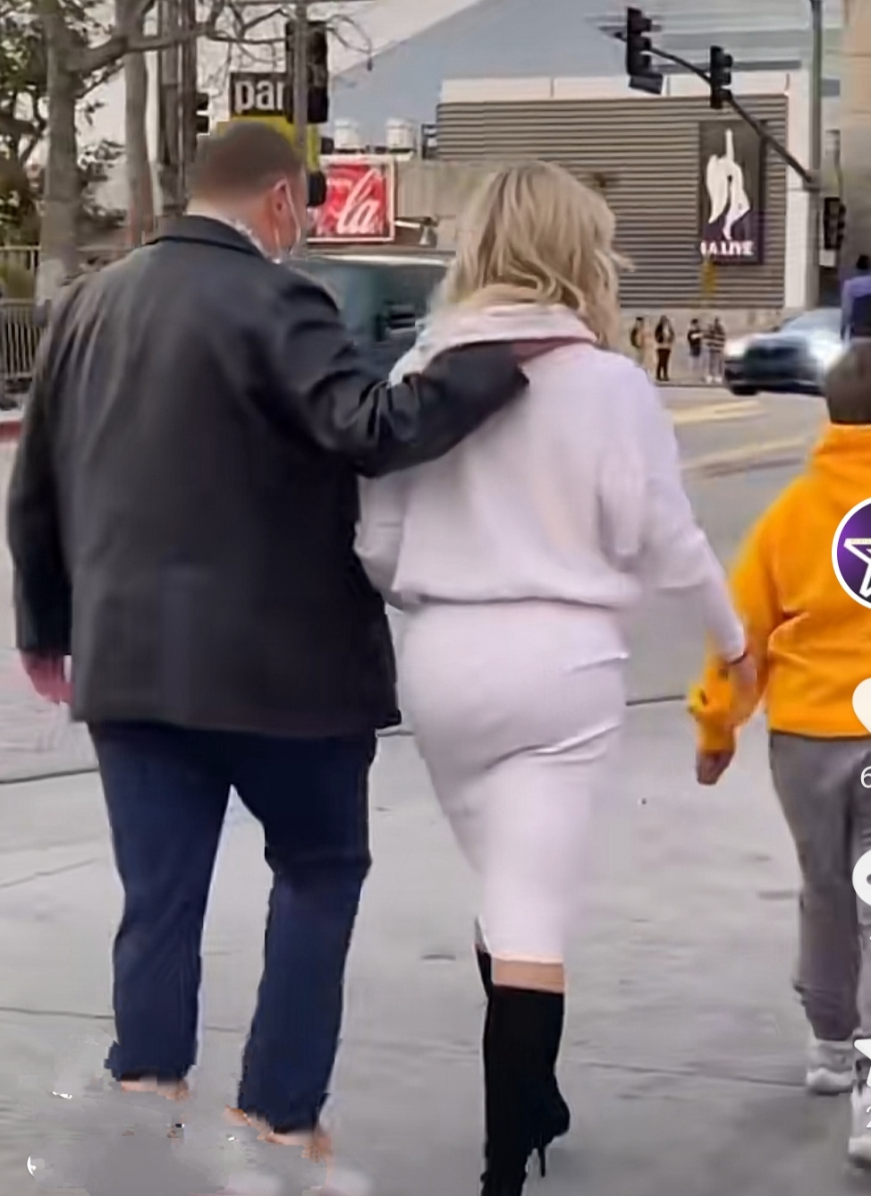 60-year-old Jeanne Buss is shopping with her boyfriend, her good figure ...